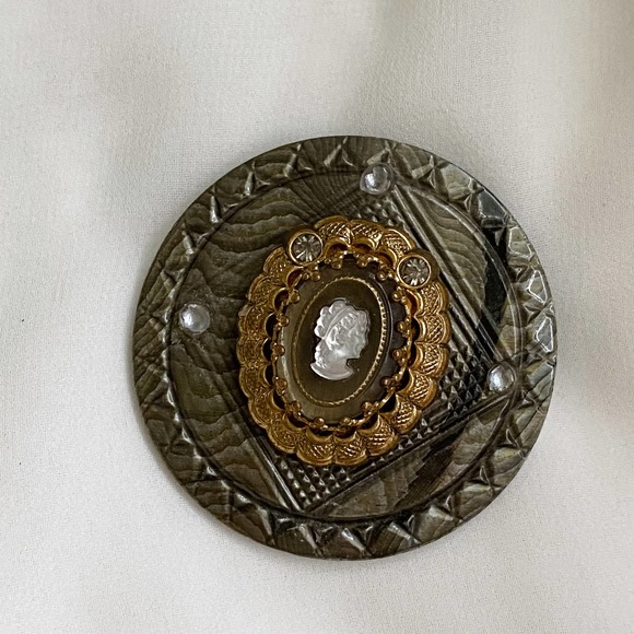Vintage | Jewelry | Vtg Golden Medallion Cameo Brooch | Poshmark